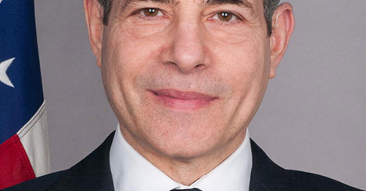 Richard Stengel ’77 Illuminates the Rise of (Dis)Information Wars ...